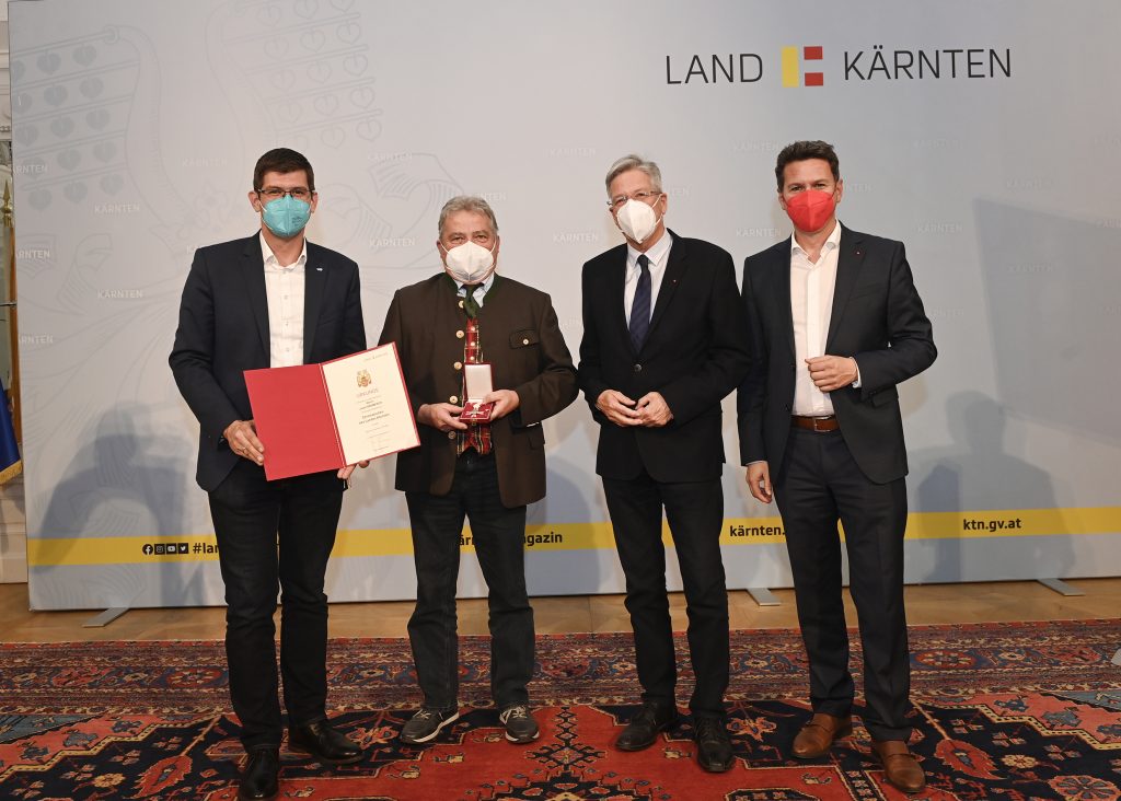 LPD Kärnten_Helge Bauer.Ehrenzeichen am 17.11.21.mit LH Peter Kaiser.LR ...
